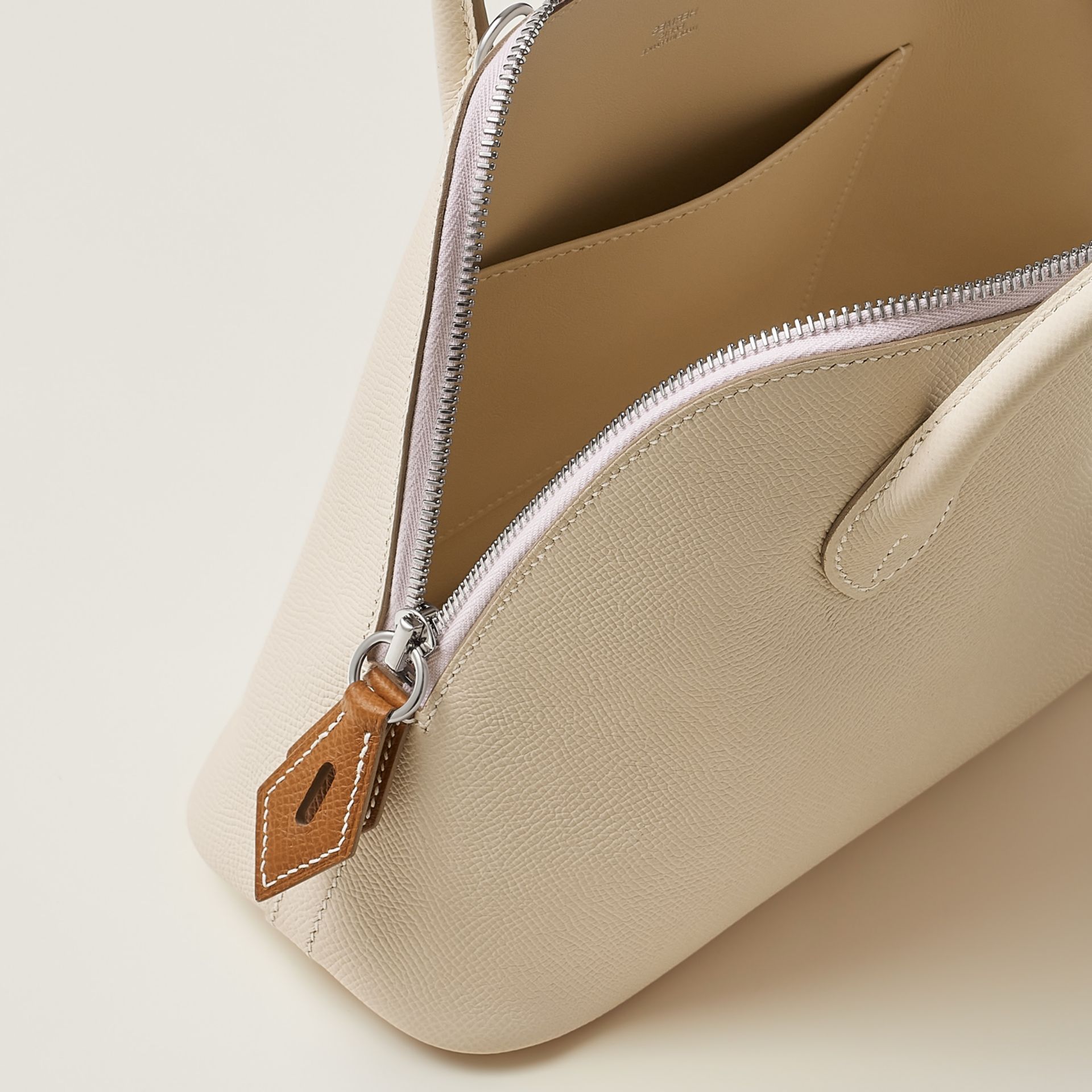 Hermès 101: Khám Phá Vẻ Đẹp Đơn Giản Của Hermès Bolide